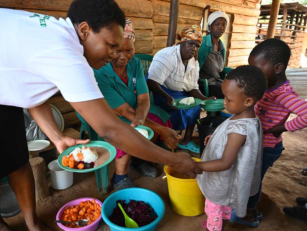 Food distribution in Macamabeni Creche – DesigningHope