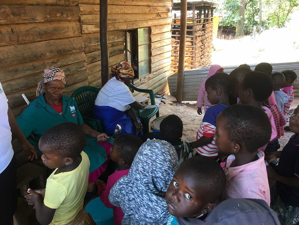 Food distribution in Macamabeni Creche – DesigningHope